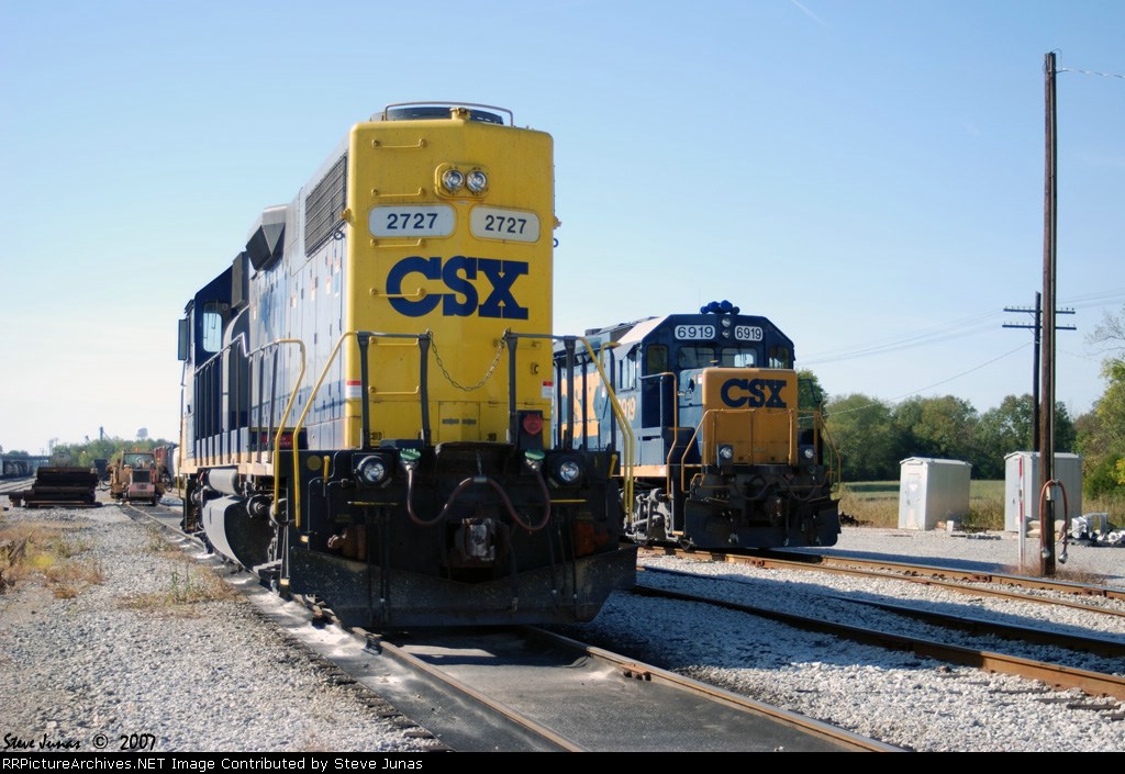 CSX 2727,6919 wait for their next runs